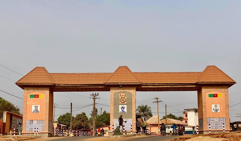 La porte d'entrée de la commune de Foumban dans le département du Noun ...
